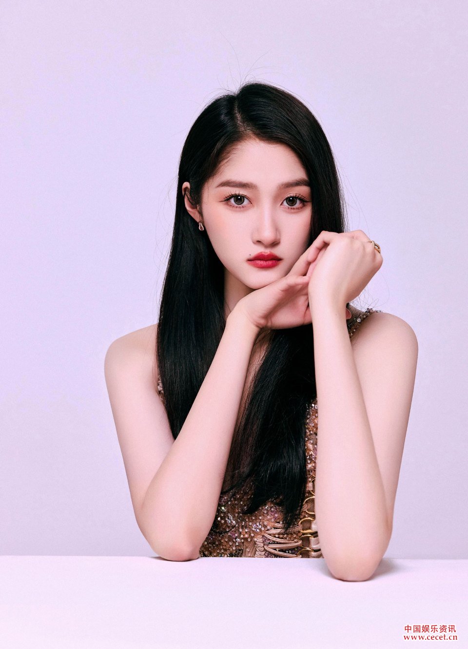 关晓彤金色高开叉束腰长裙 身姿妖娆最美风情 中国娱乐资讯网cecetcn